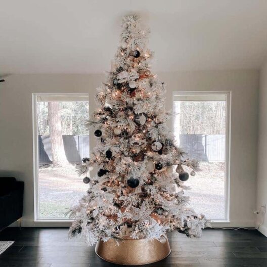 Top Tips for Decorating Your White Christmas Tree with Style - Farmhousehub
